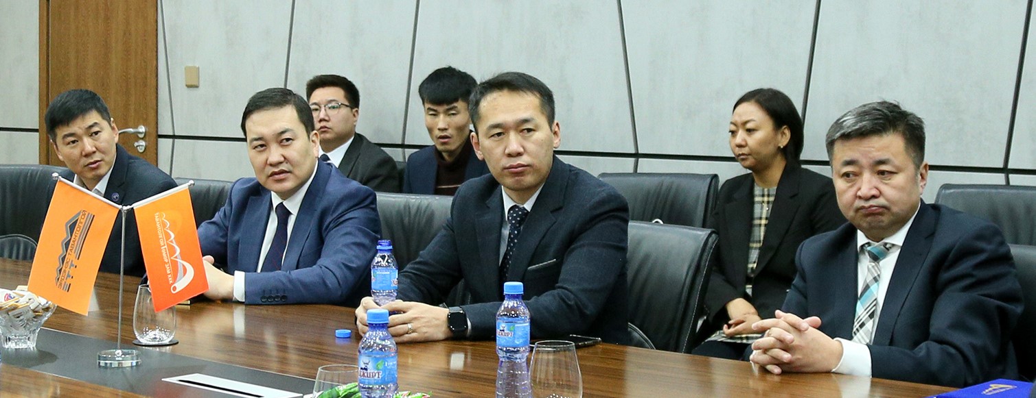 ТӨМӨР ЗАМААР АЧАА ТЭЭВЭРЛЭХ ГЭРЭЭНД ГАРЫН ҮСЭГ ЗУРЛАА